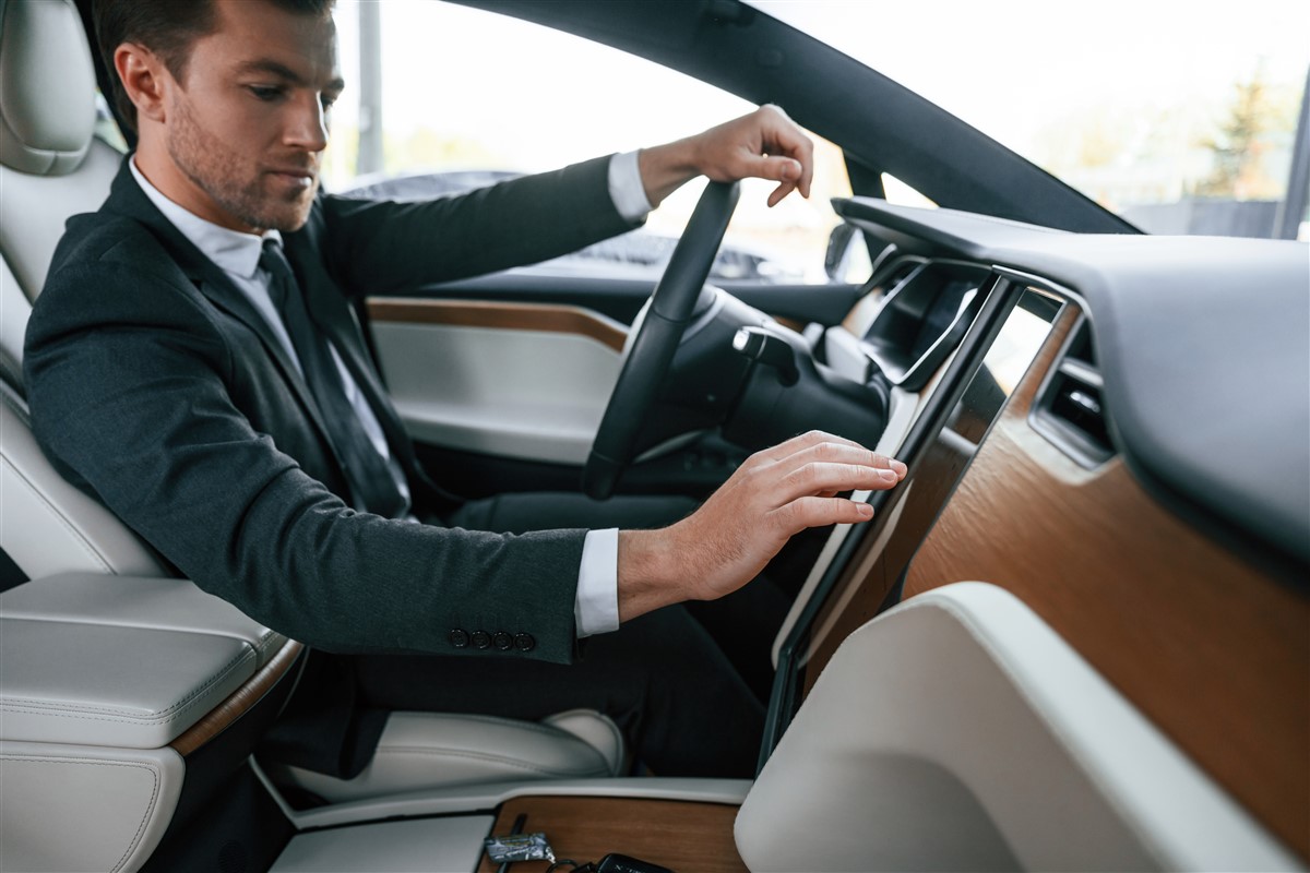 Conduite électrique : des accessoires essentiels pour votre Tesla